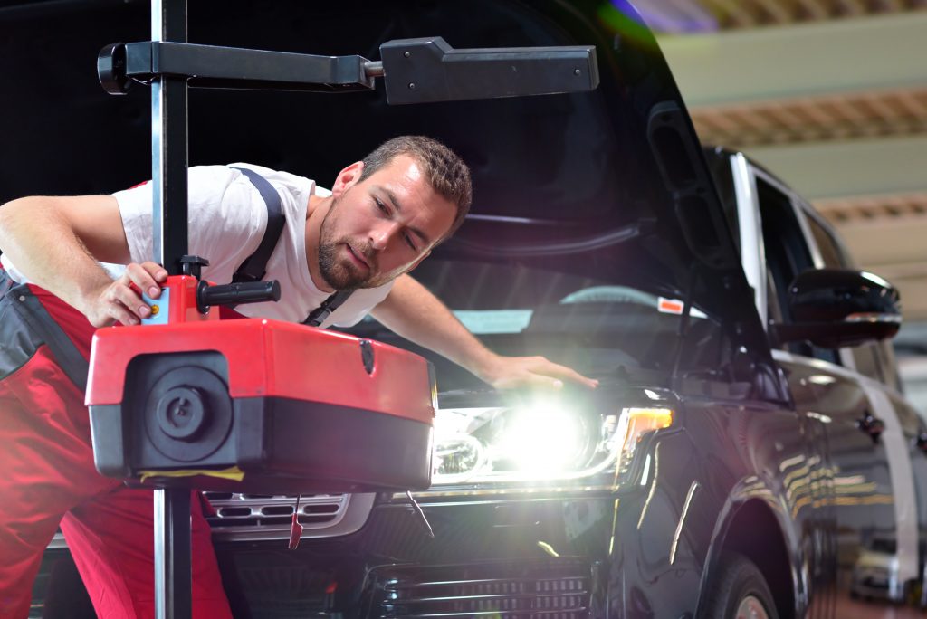 Lichttest // Automotive mechanic makes light test in workshop - AMS of ...